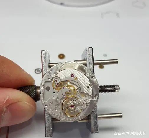 如何开机械表后盖图标
