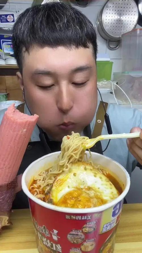 男生给你说他在吃泡面