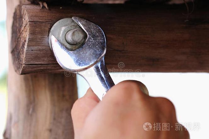 扳手小一号怎么拧大螺母