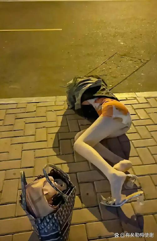 妹妹假装喝醉酒图标