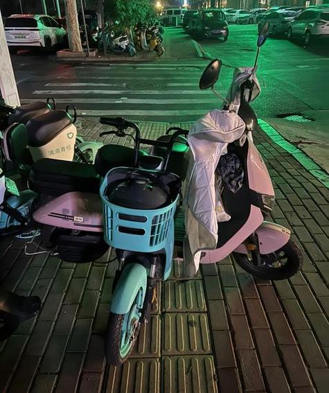 电动车一坐人嘎吱嘎吱响图标