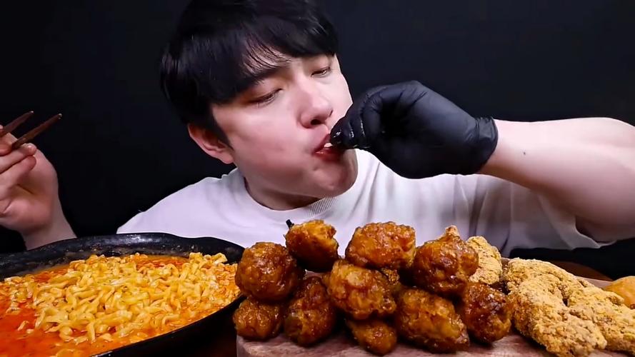 深渊巨口小哥吃午餐肉炸酱火鸡面
