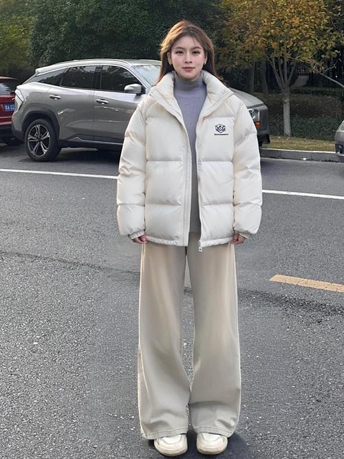 白色羽绒服截图