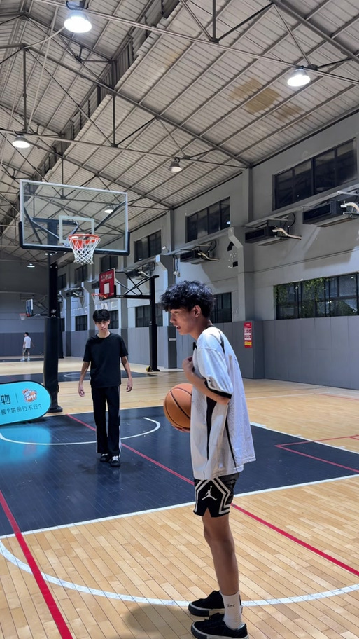 打篮球的网红截图