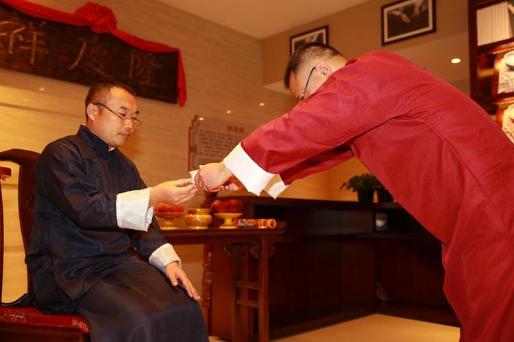 古代师傅打徒弟图标