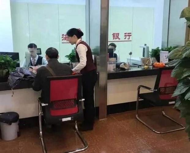 银行工作人员上班可以玩手机吗截图