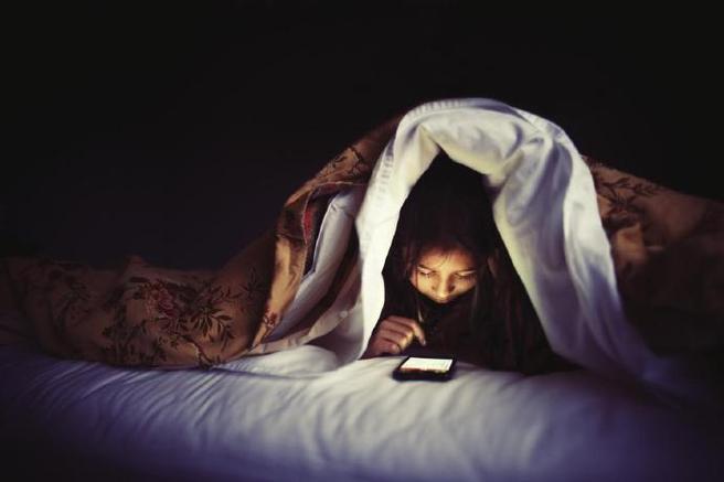 午夜窝在被窝里看截图