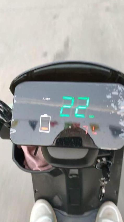 电动车充满电加速掉一格电截图