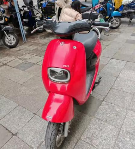 电动车亮红色m