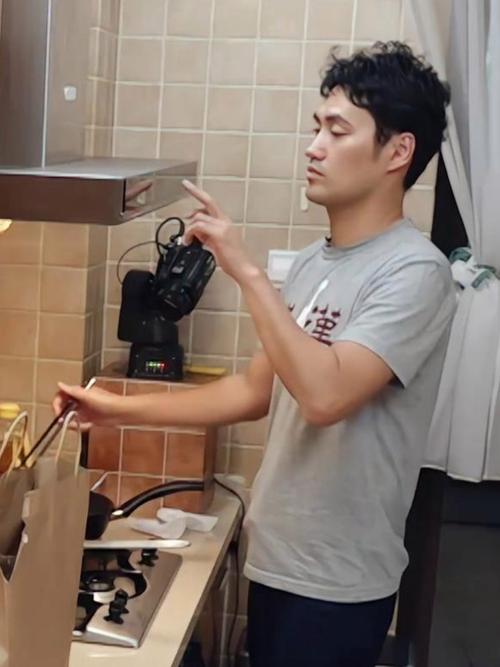 会赚钱又会做家务的男人图标