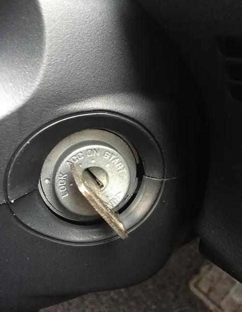 车钥匙拔不出来也启动不了图标