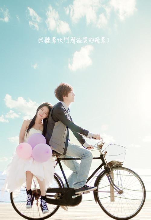 一个男孩骑着自行车带着女孩图标