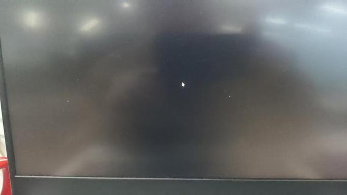电脑屏幕只剩一个鼠标图标