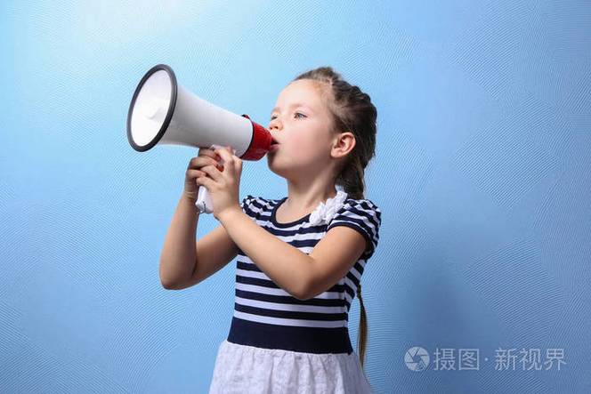 小女孩用扩音器