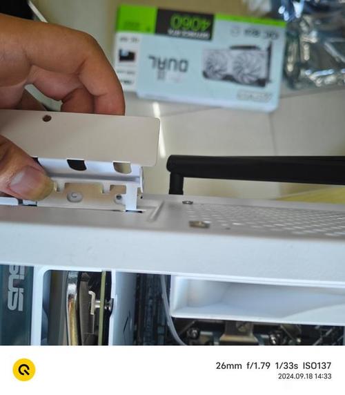 显卡固定螺丝孔和挡板对不上图标