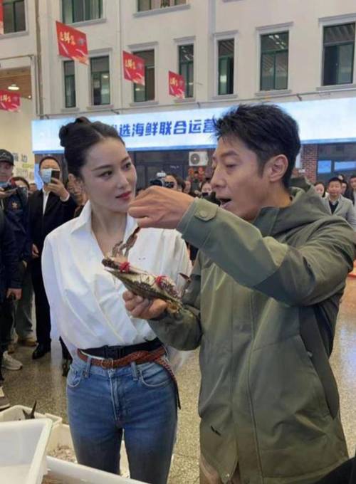 张馨予合影图标