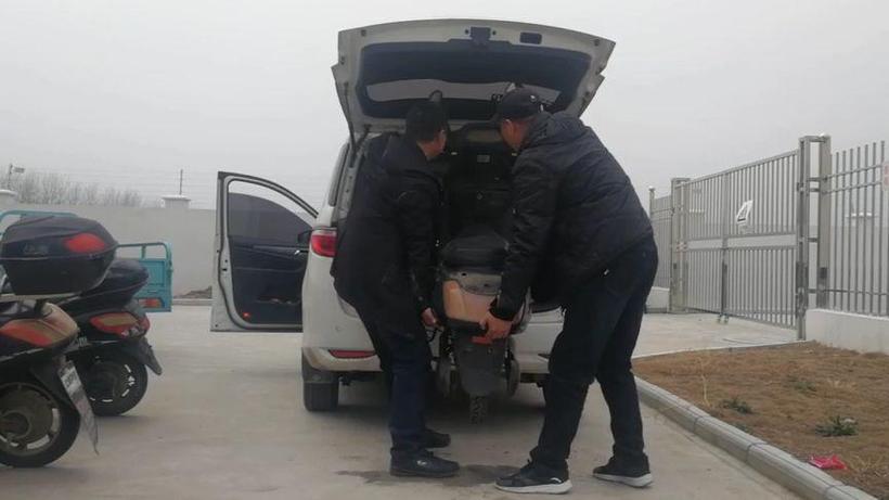 电动车放入小轿车方法图标