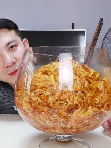 小浪哥吃美食视频