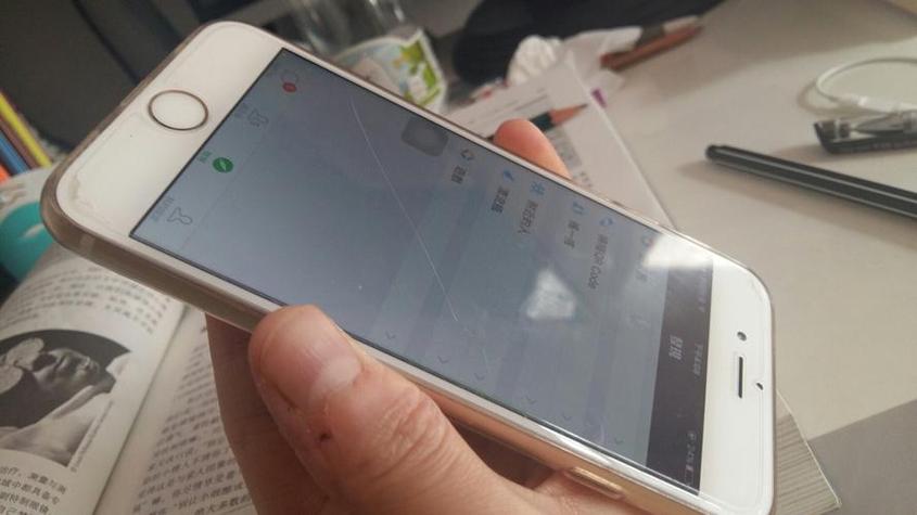 手机外屏裂了一条线截图