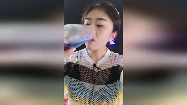 大口喝冰镇饮料视频图标