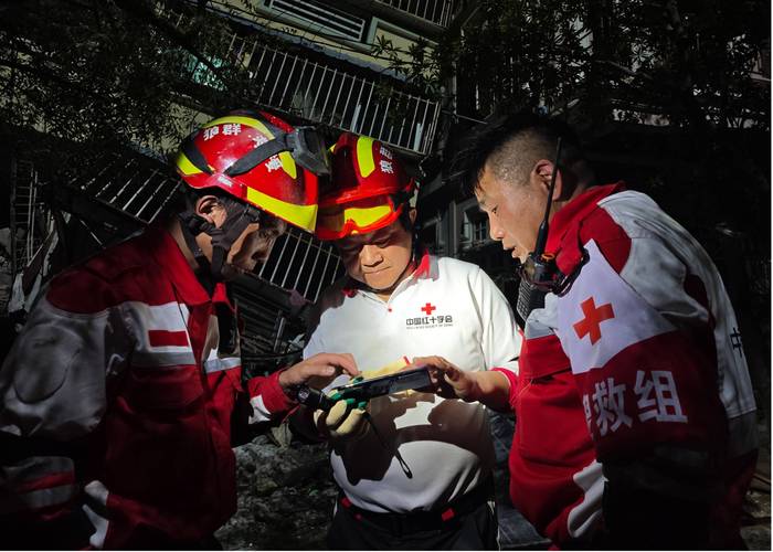 电脑一直显示屏保进不去桌面图标