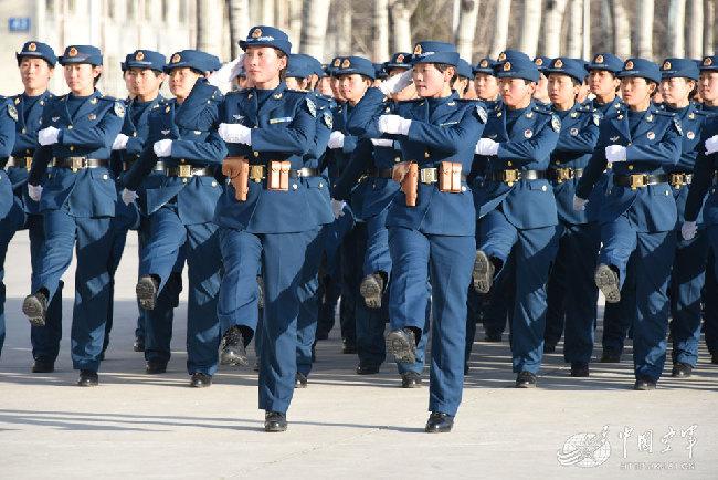 空军女兵训练截图