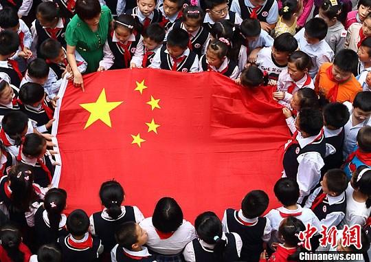 小孩拿国旗截图