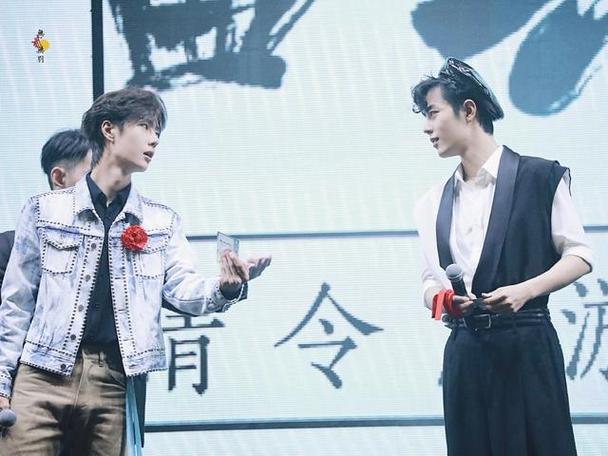 王一博和肖战南京演唱会视频截图