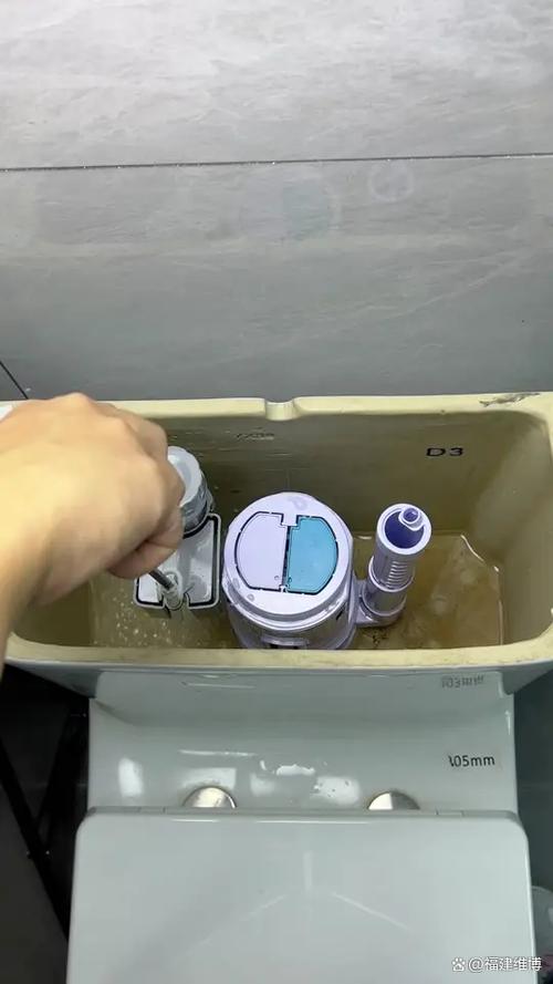 如何更换坐厕水箱里的组件截图