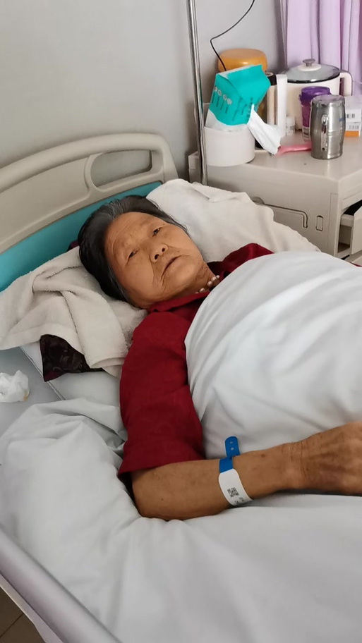 老太太住院视频截图