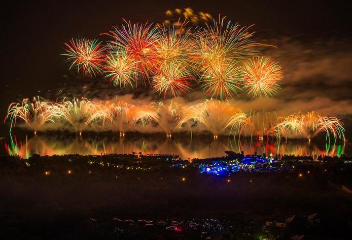 烟花把天空装扮得像什么图标