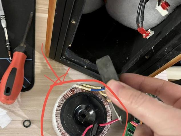 话筒一开音箱就发出很大的电流声截图