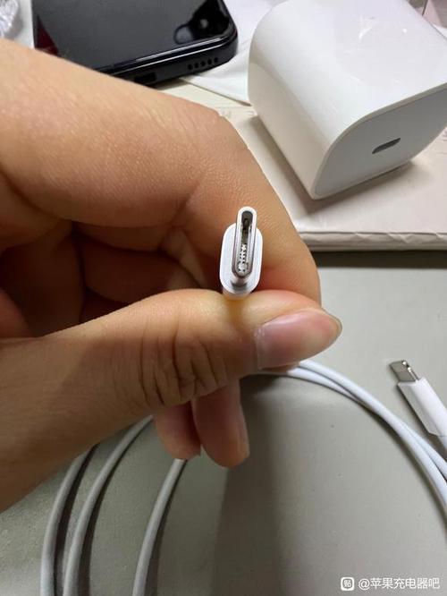 苹果充电器插头往出弹图标