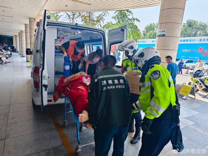 警察开救护车图标