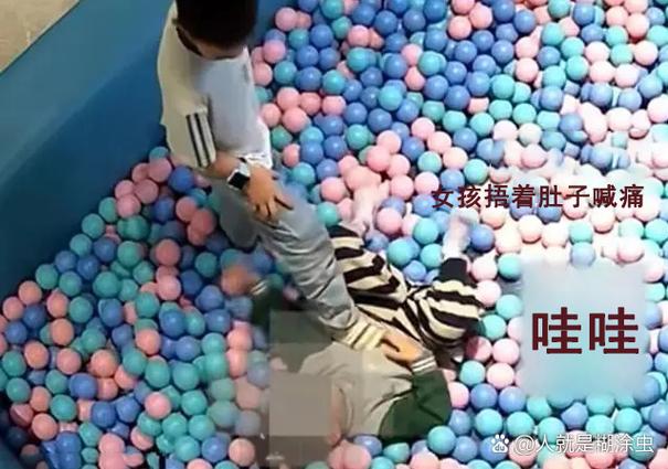 男孩子打女孩子的肚子图标