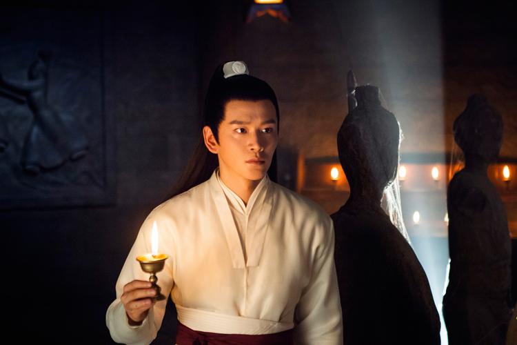 现代白色劲装图标