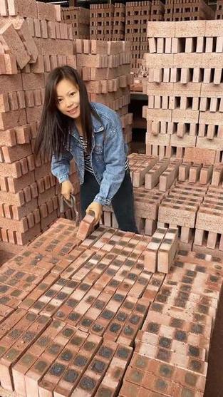 中建搬砖的小姐姐截图