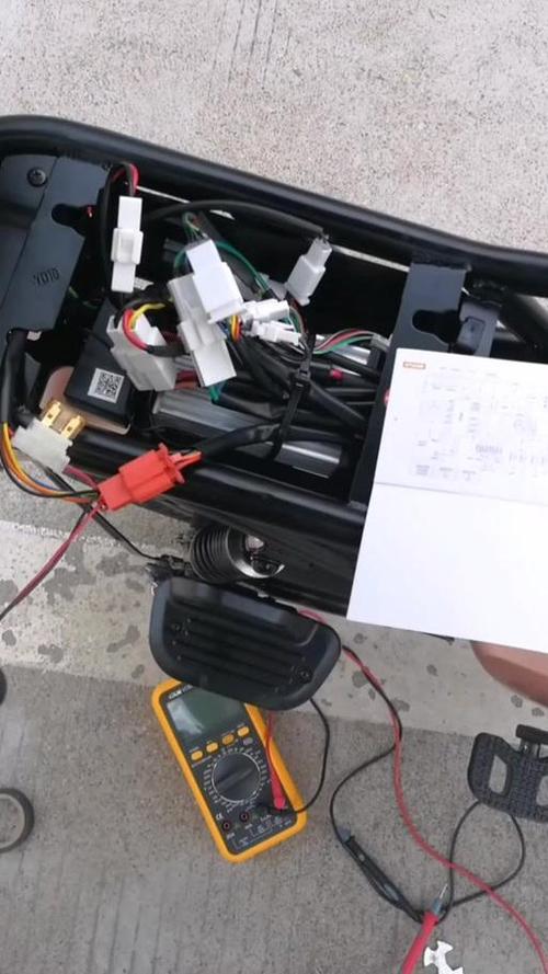 雅迪电动车定位器位怎么拆图标