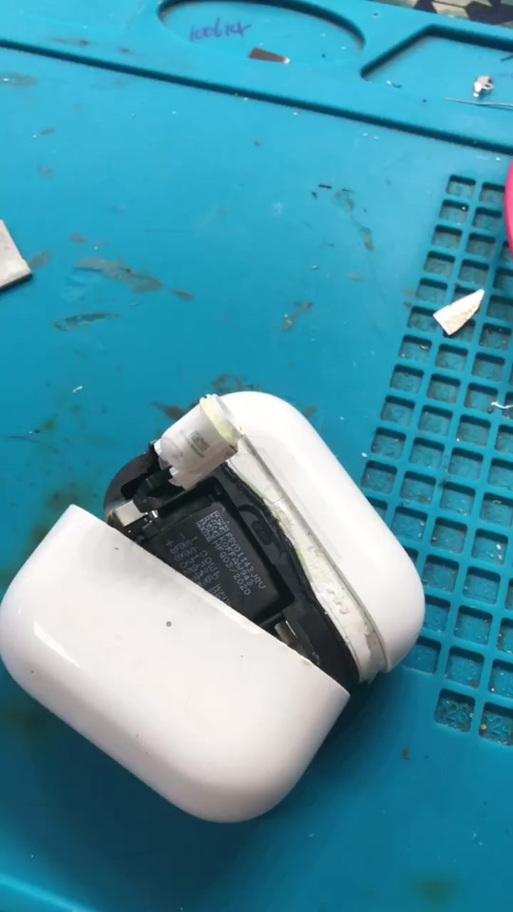 蓝牙耳机在充电仓里亮拿出来不亮