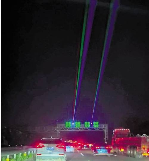拍夜景灯光有光束图标