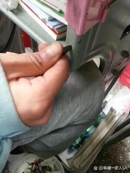 桌子上有个圆洞是干嘛的图标