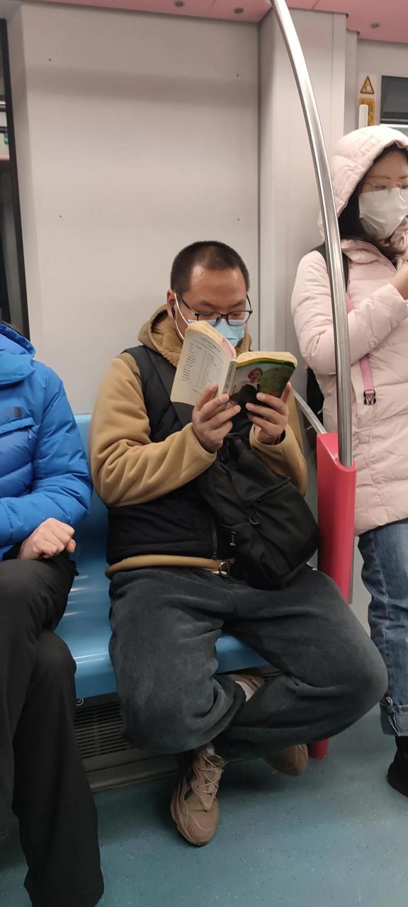 地铁上就一个人看书图标