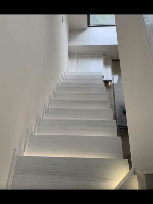 楼道里装的白色的截图