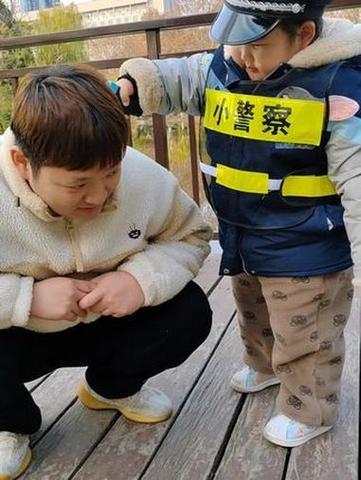 小孩版的警察抓小偷图标