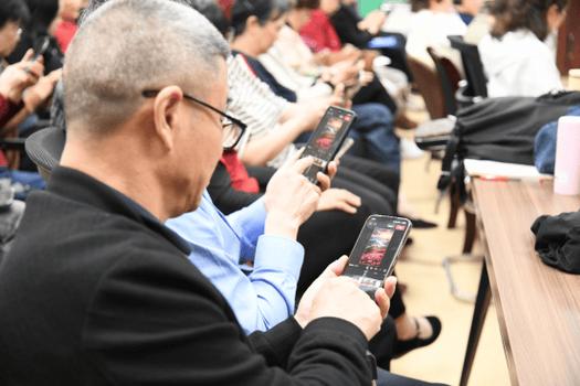 老年人学视频剪辑图标