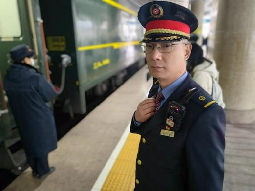 主角在一个列车做任务截图