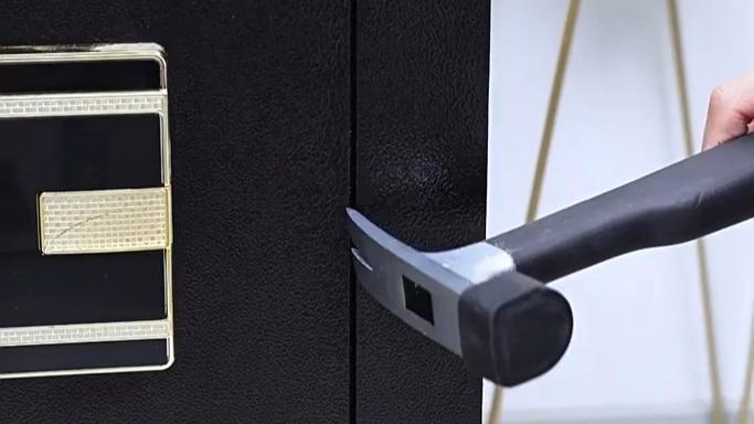 虎牌保险柜指纹锁一按就开截图