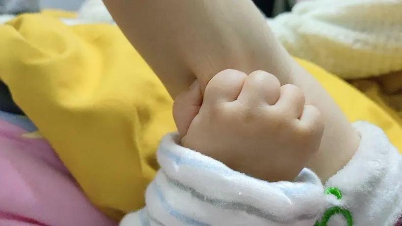 控制不住想掐人咬人图标