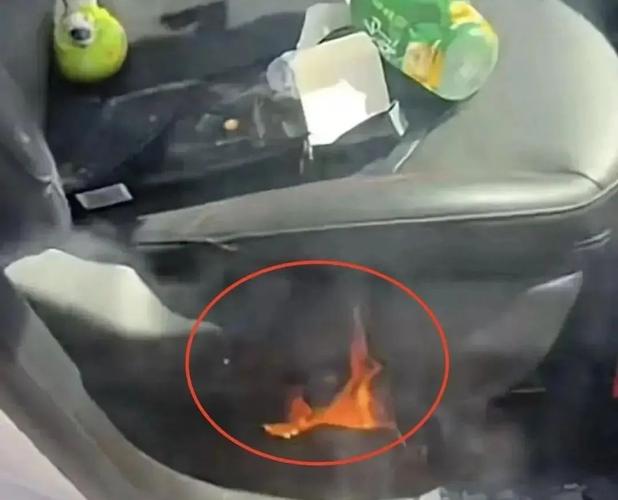 什么东西放车里会爆炸图标