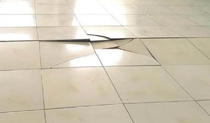 地板砖裂缝是什么原因截图